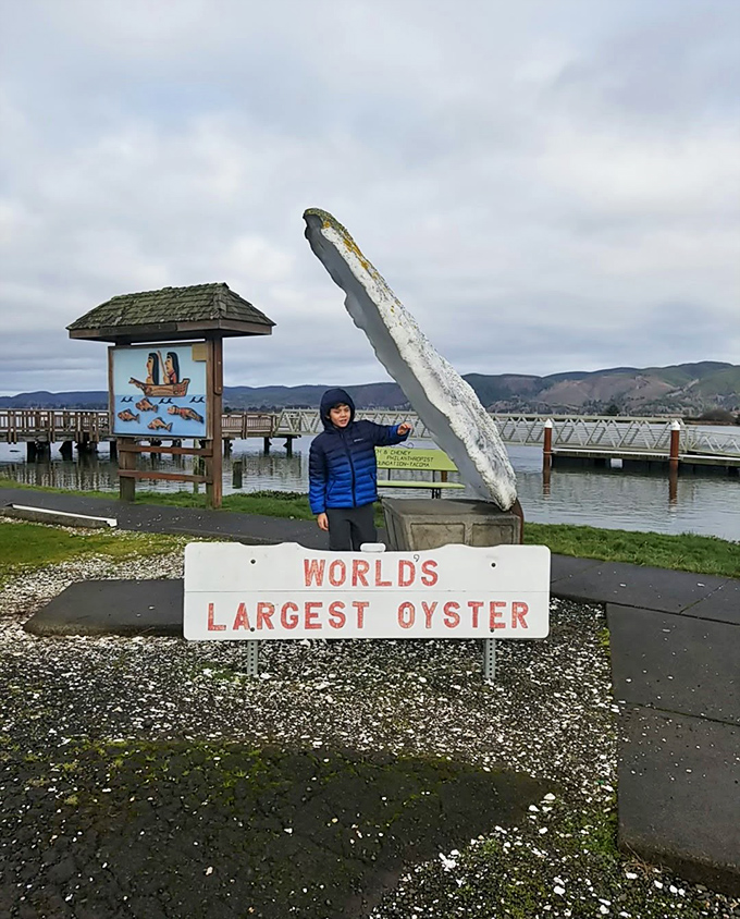 Pointing enthusiastically at oversized shellfish sculptures: a time-honored tradition in Pacific Northwest roadside tourism since forever.