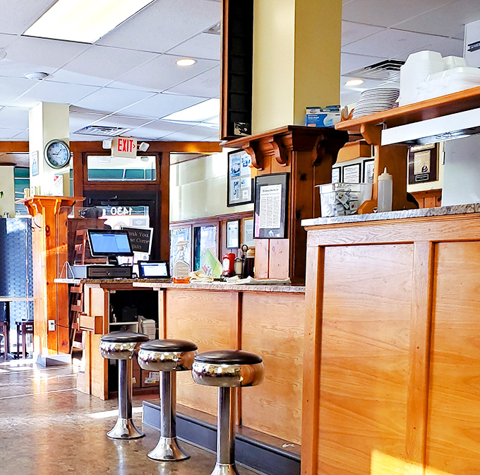 Counter seating: Where breakfast theater unfolds as servers orchestrate the morning rush with the precision of symphony conductors.