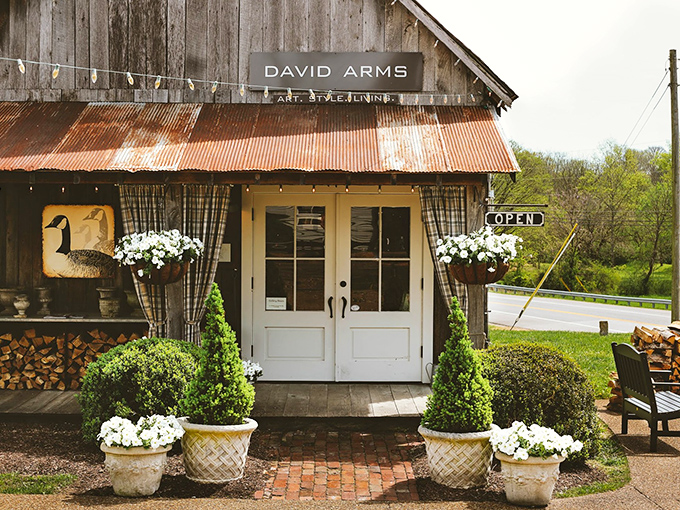 The David Arms Gallery beckons with pristine white doors and perfect planters. Inside, art that speaks to both country hearts and city sophisticates.