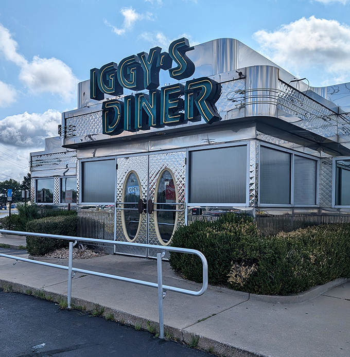 Iggy's exterior catches the afternoon light like a silver spaceship that landed on Route 66 and decided to serve breakfast instead of abducting anyone.