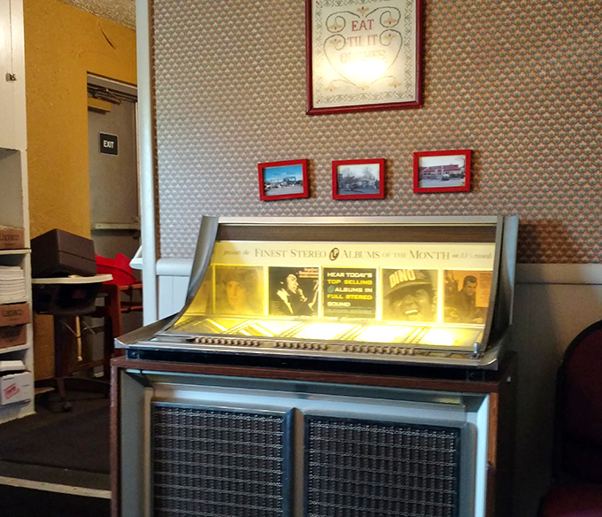 A working jukebox in 2023 is like finding a unicorn that makes pancakes. This musical time machine offers the perfect soundtrack to your breakfast experience.