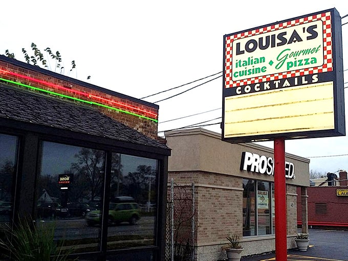 The red, white and green trim isn't subtle, but neither is your hunger when you spot this sign from Cicero Avenue.