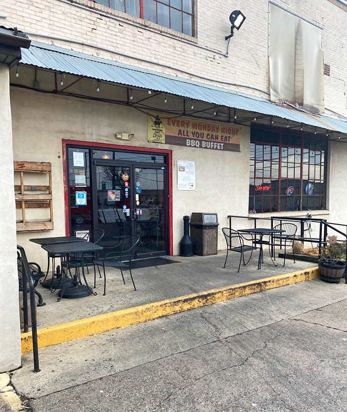 Outdoor seating offers fresh air with your fresh-off-the-smoker feast &ndash; urban al fresco dining done right.