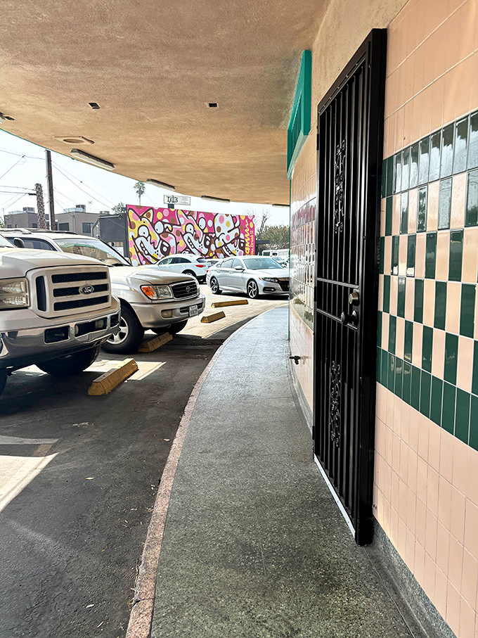 Even the exterior walls tell a story with vibrant murals adding a touch of California artistic flair to this temple of traditional diner fare.