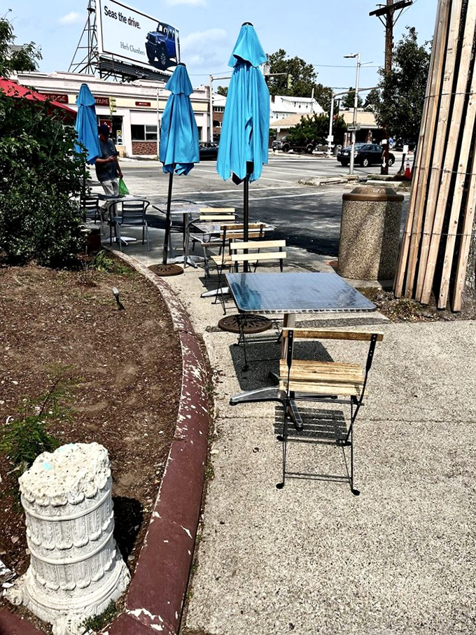 Al fresco dining for those who like their eggs with a side of fresh air.