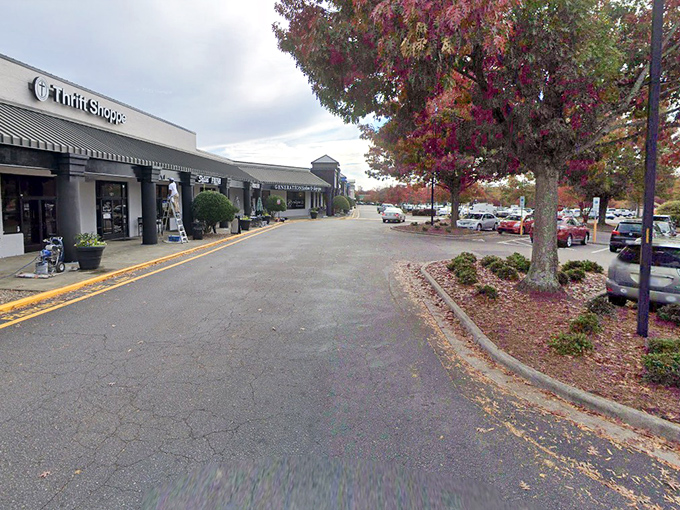 Location, location, location! The spacious parking area makes loading up your newfound treasures a breeze, even that impulse-buy armoire.