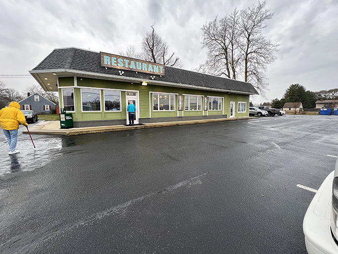 Even on rainy days, devoted diners brave the elements&mdash;proof that no weather is too dreary when sandwich perfection awaits inside.