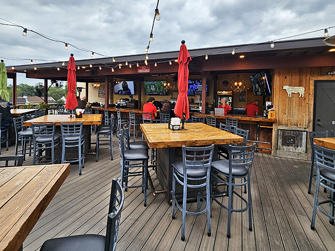 Even the rooftop knows how to set a scene—dining under Georgia stars never looked so inviting.