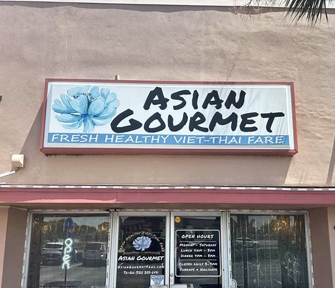 The sign promises "Fresh Healthy Viet-Thai Fare" &ndash; a promise the kitchen keeps with every plate that emerges.