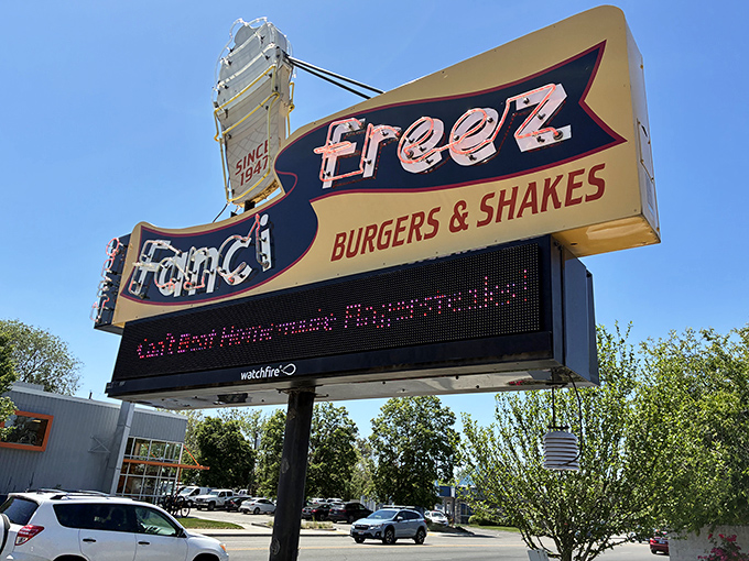 That vintage sign has been calling burger lovers home since 1947 – some traditions are worth keeping forever.