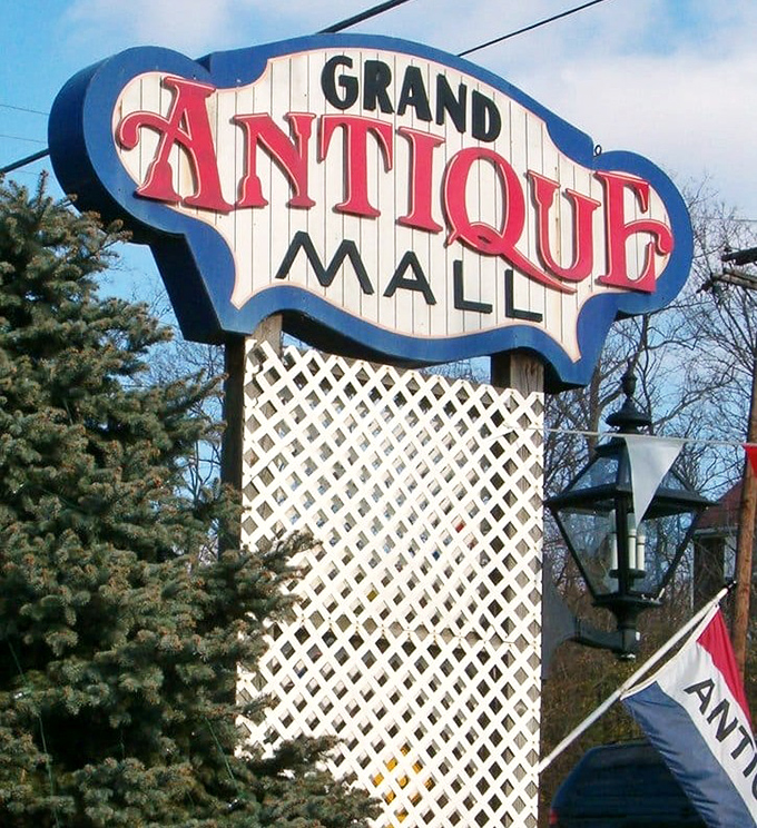 The sign that's launched a thousand treasure hunts. Like a Vegas marquee, but promising jackpots of vintage finds instead.