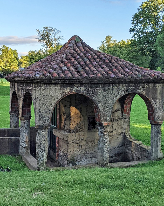 This charming pavilion proves that even the outbuildings at Fonthill got the memo about being extraordinary. No ordinary garden shed would suffice.