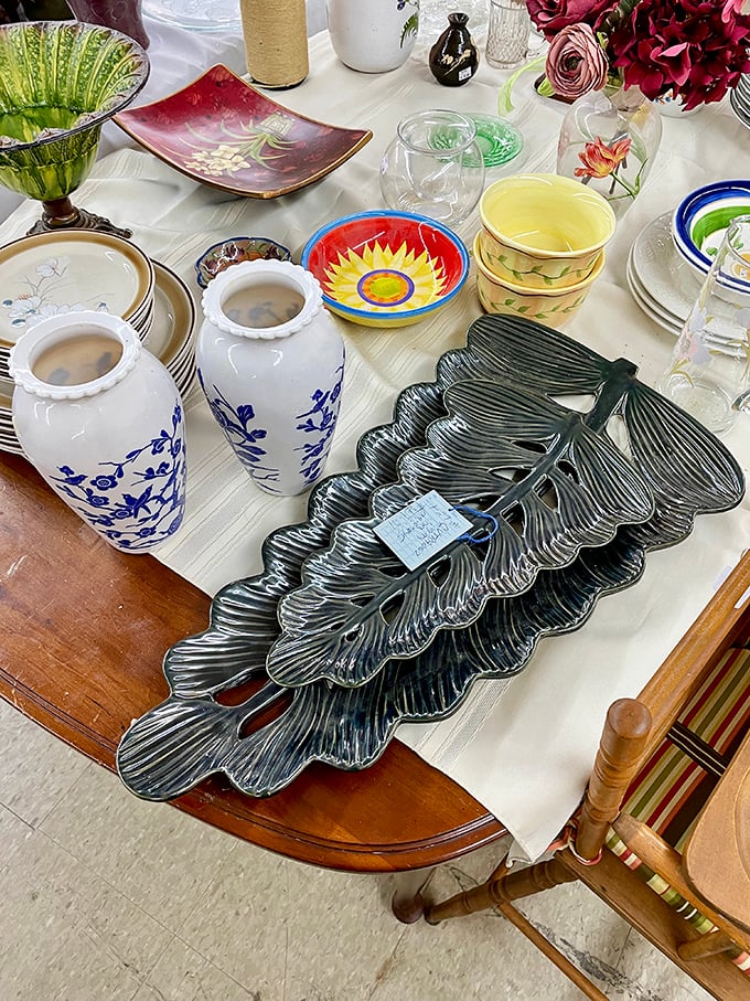 Colorful ceramics and delicate glassware&mdash;the ingredients for table settings that will have guests asking, "Where did you find these treasures?"