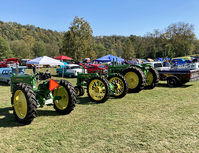 John Deere heaven! These vintage tractors line up like mechanical celebrities at one of the fort's special events, ready for their Instagram moment.