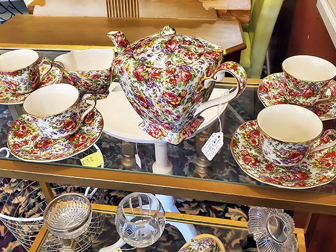 Tea time elegance that turns ordinary afternoons into special occasions. This floral set practically whispers "pinkies up!"