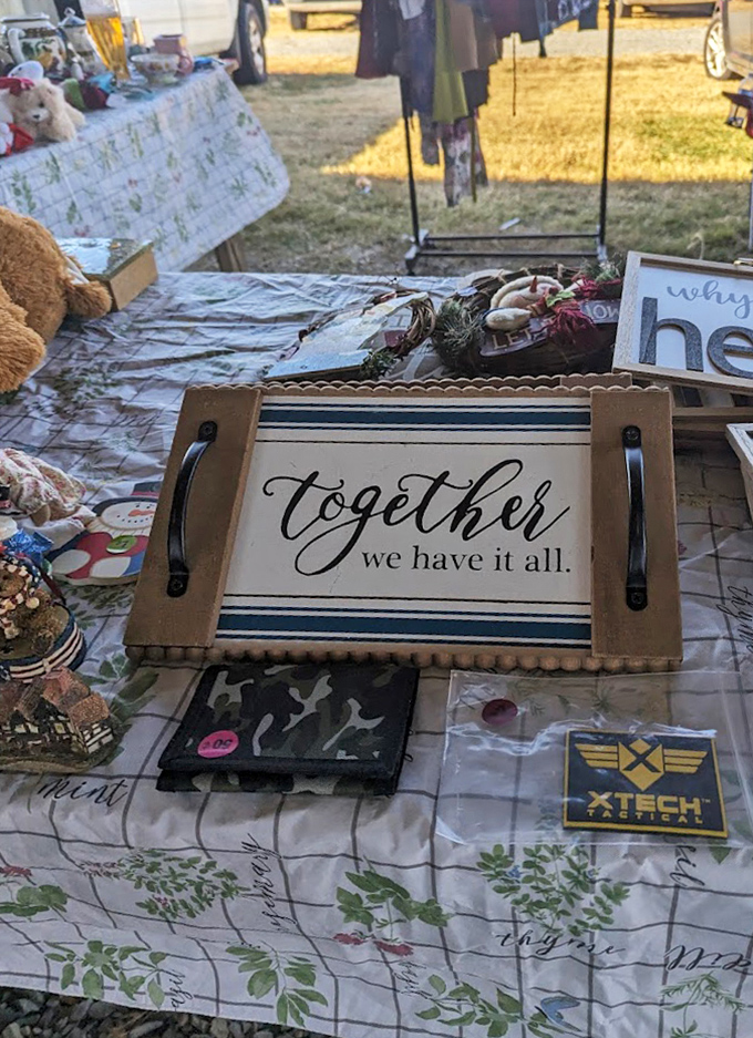 Home is where the handmade sign is! These crafted sentiments transform houses into homes, one farmhouse-chic tray at a time.