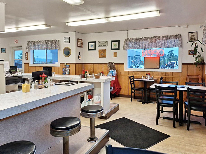 The dining room balances no-nonsense functionality with the comfort of a place where you're allowed&mdash;even encouraged&mdash;to linger over that last cup of coffee.