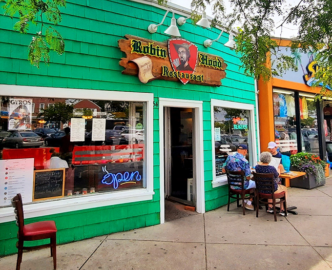 Sidewalk seating where you can people-watch the parade of beachgoers while diving into breakfast&mdash;a two-for-one entertainment special.