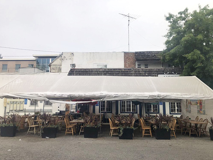 The outdoor seating area, sheltered by a pristine white tent, offers California's favorite dining room &ndash; the great outdoors with a side of people-watching.
