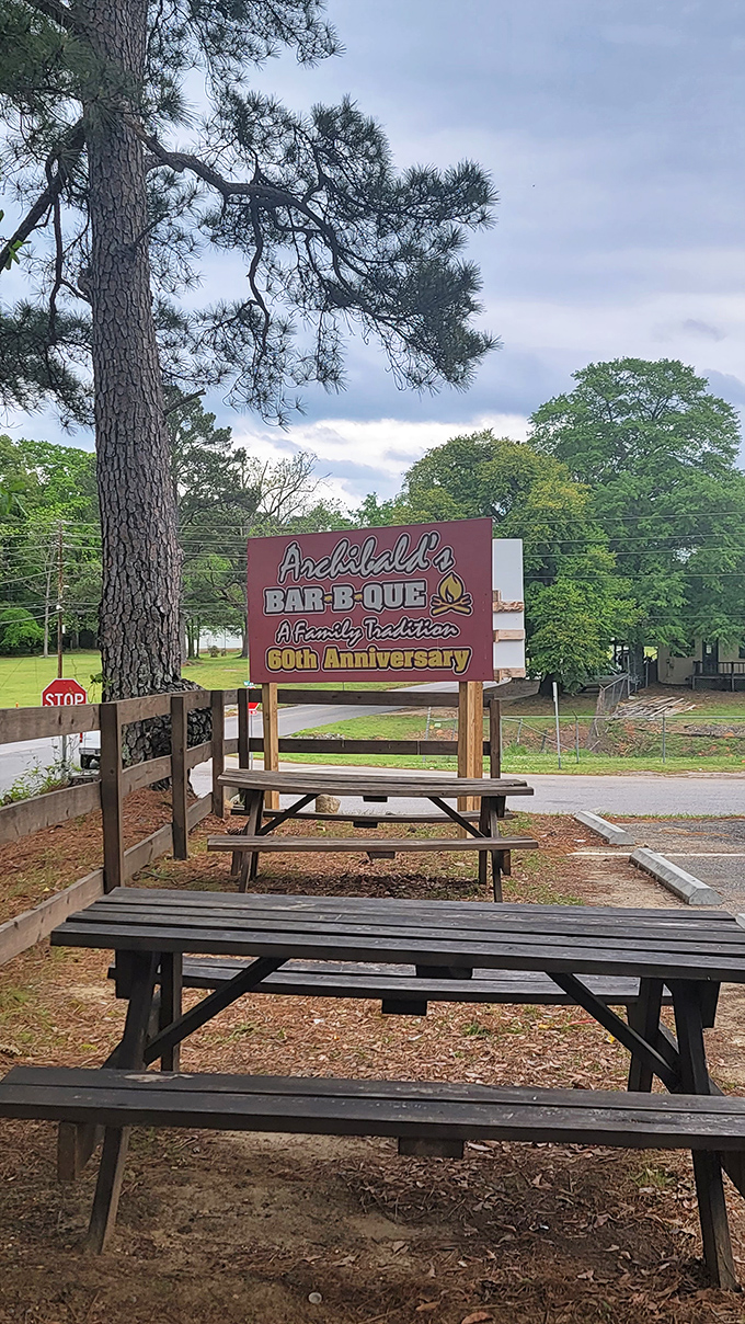Outdoor seating where you can commune with nature while communing with BBQ. Those picnic tables have heard more food moans than a romance novel.