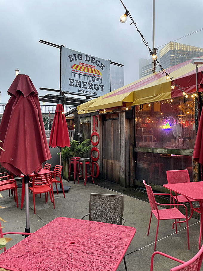 Outdoor tables let you soak up sunshine and harbor breezes while working your way through Boston's finest seafood offerings.