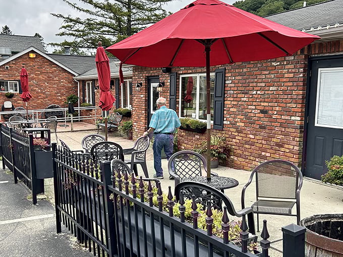 The outdoor seating area: where strangers become friends united by their mutual appreciation for flaky crusts and perfect fillings.