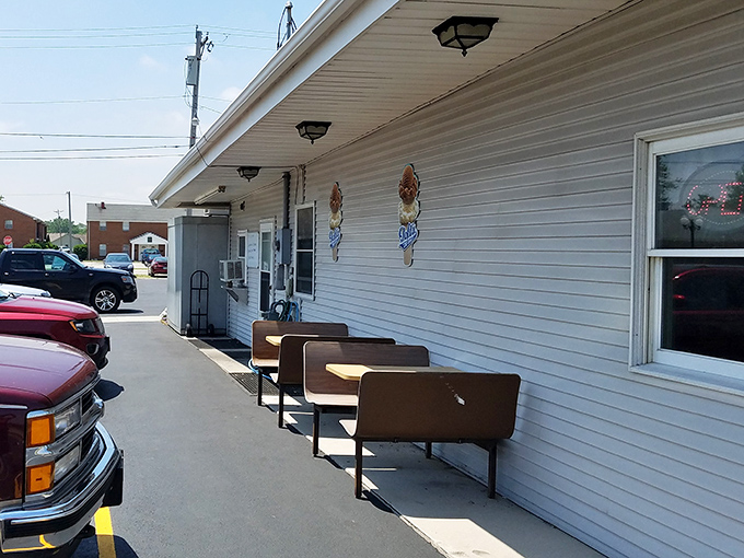Even the outdoor waiting area says "no rush"&mdash;these benches have witnessed countless conversations while hungry patrons wait for their turn inside.