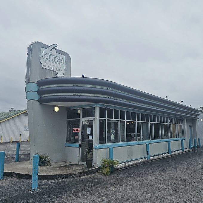 That classic diner silhouette against the Georgia sky &ndash; like seeing an old friend waving you over.