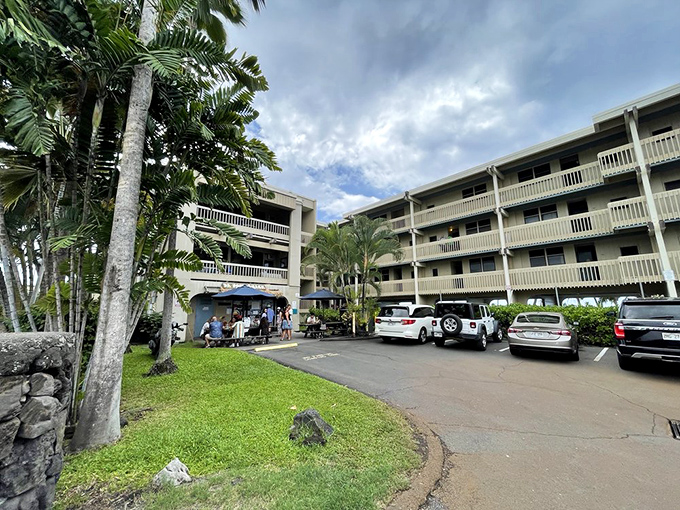 The condo complex setting might confuse first-timers, but regulars know this parking lot leads to poke paradise.