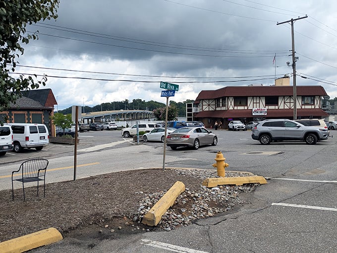 Even the parking lot has water views. In Maryland, they don't waste prime real estate&mdash;every angle offers a glimpse of the South River's gentle current.