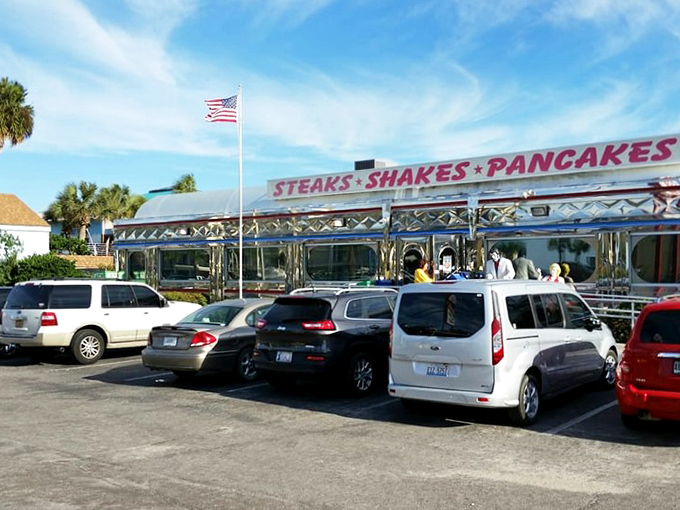 The parking lot fills early&mdash;locals know that breakfast waits for no one, especially during tourist season.