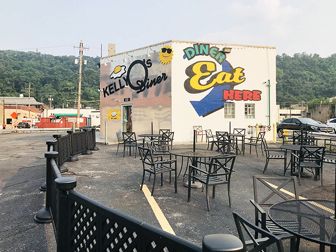 When Pittsburgh weather cooperates, the outdoor seating area offers fresh air with your fresh eggs and a side of people-watching.
