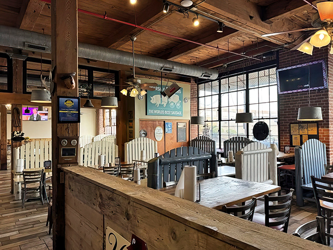 Picnic-style seating that says "come as you are" &ndash; sauce stains are badges of honor here.