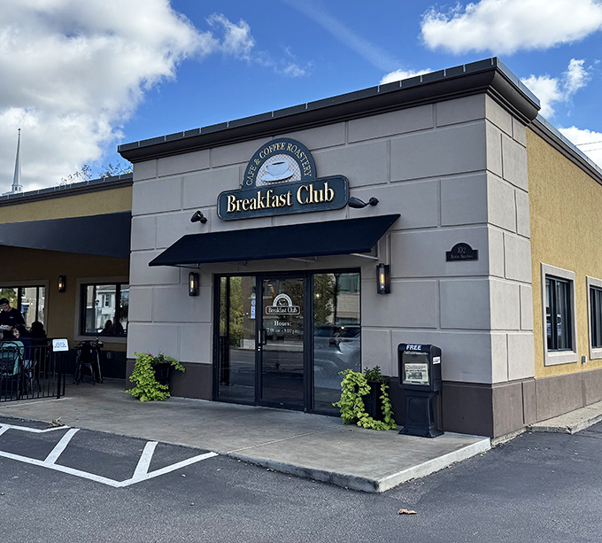 The Warren County Breakfast Club sign stands as a monument to morning indulgence, like the breakfast equivalent of the Hollywood sign for carb enthusiasts.