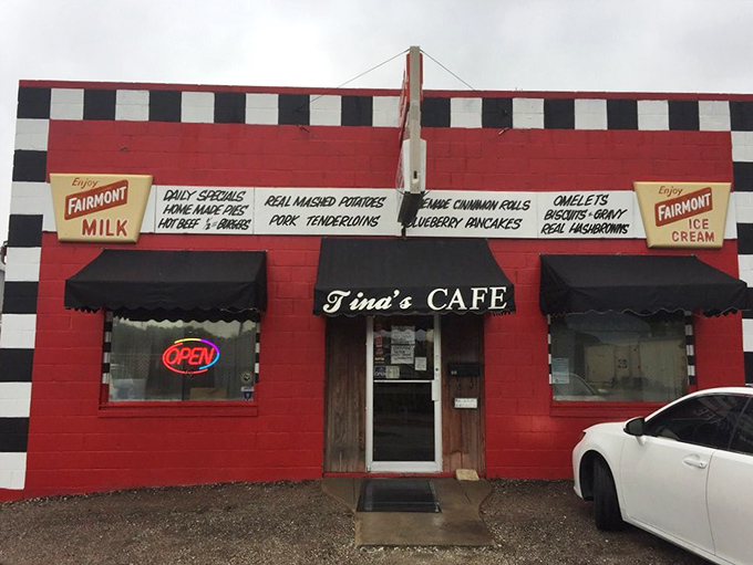 Even on cloudy days, that red exterior with its bold proclamations of "HOMEMADE CINNAMON ROLLS" acts like a culinary lighthouse guiding hungry travelers home.