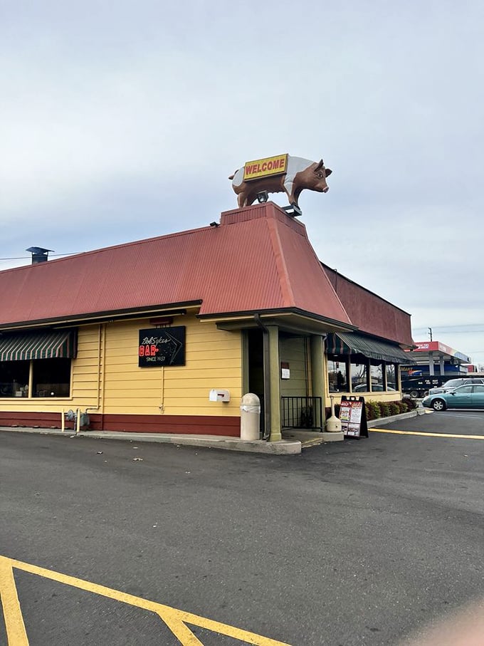 The "WELCOME" pig stands guard, promising delicious things to those who enter. This isn't just a restaurant; it's a barbecue pilgrimage destination. 