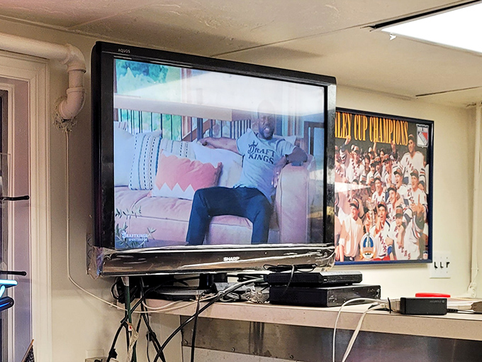 Entertainment stays casual and unobtrusive, letting conversations and great food take center stage naturally.