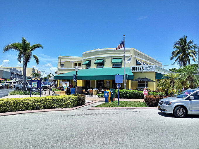 Duffy's corner spot in Stuart serves up that classic Florida vibe&mdash;where palm trees, green awnings, and sunshine create the perfect "I'm on vacation" cocktail.