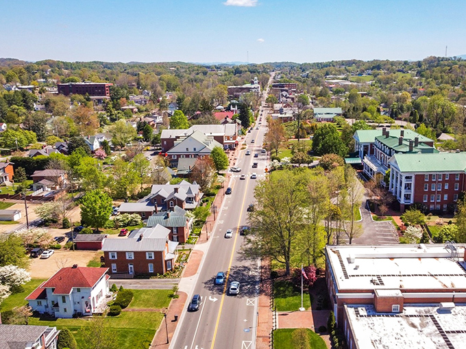 Abingdon unfolds from above like a perfectly planned painting. Tree-lined streets connect historic buildings in a layout that's remained largely unchanged for centuries.