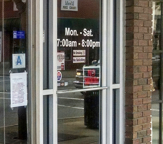 Early bird gets the worm&mdash;or in this case, the freshly made breakfast at Harold's, open bright and early six days a week.