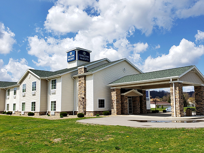 The Cobblestone Inn stands ready to welcome visitors who come for the history but stay for the unexpected charm of this riverside town.
