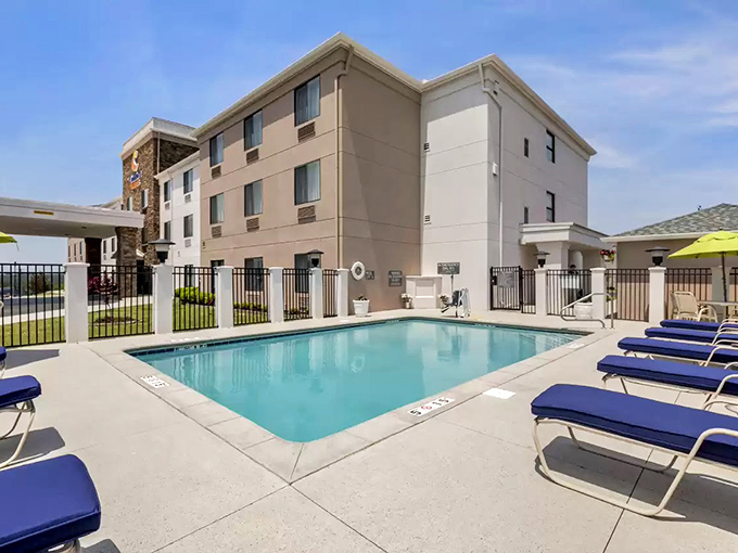 After exploring Cullman's affordable charms, Comfort Suites offers visitors a refreshing pool and comfortable accommodations without resort-sized price tags.