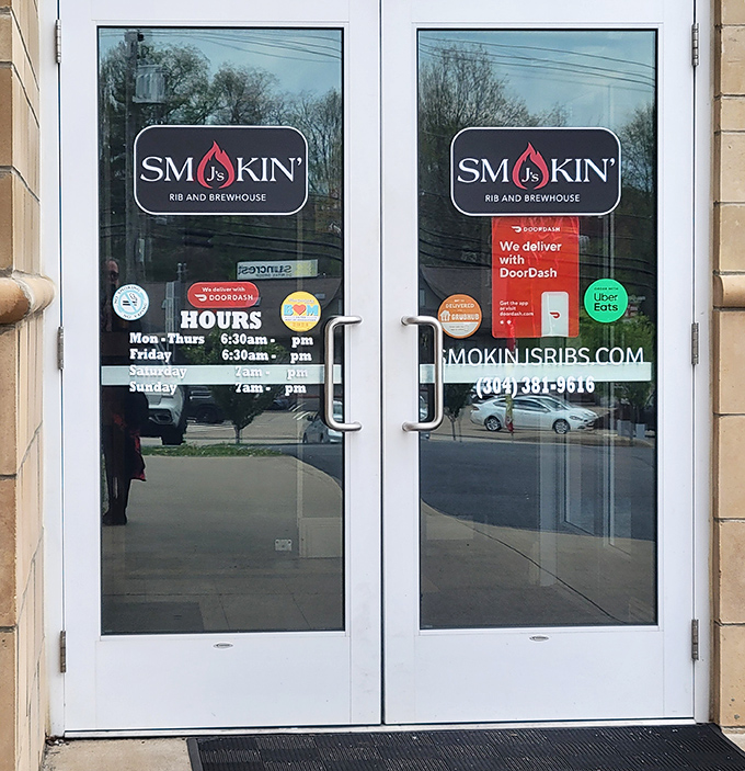 Even the entrance tells you everything you need to know: good hours, delivery options, and a website for planning your next visit. The BBQ equivalent of a warm handshake.