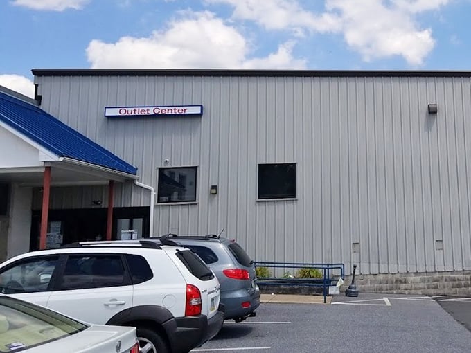 The final glimpse as you leave, already planning your return - this unassuming building houses adventures that keep bargain hunters coming back.