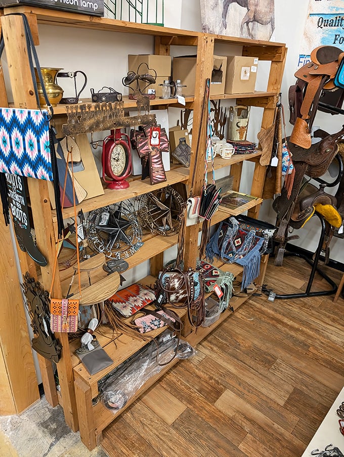 Western-inspired home d&eacute;cor that transforms any Missouri living room into a rustic retreat. Stars, horseshoes, and country charm galore!