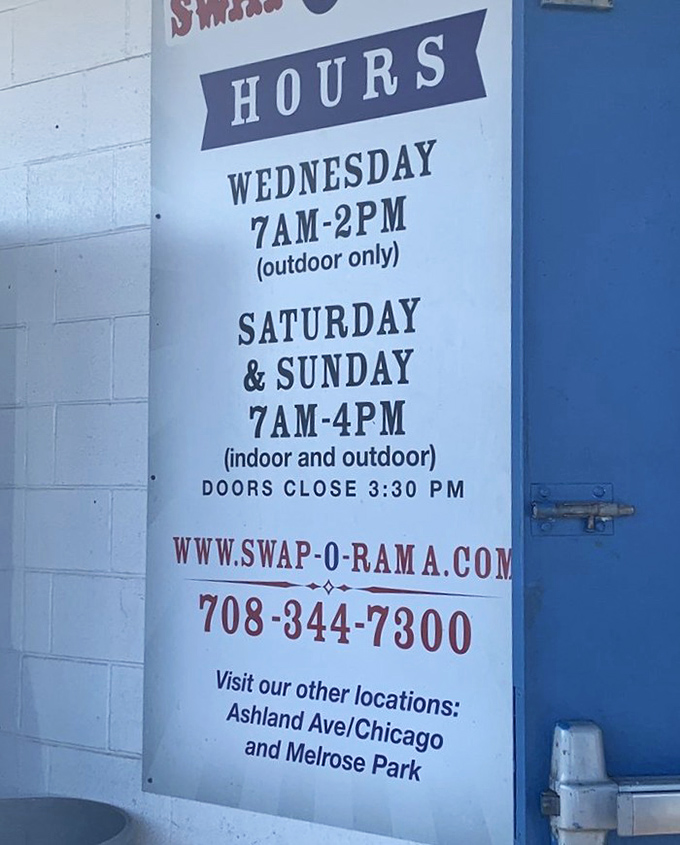 The hours sign&mdash;the most important information for serious bargain hunters planning their treasure-seeking expeditions with military precision.