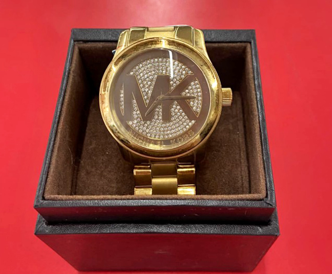 Tick-tock goes the luxury clock! This Michael Kors timepiece proves that sometimes, impeccable taste and budget-consciousness can happily coexist.