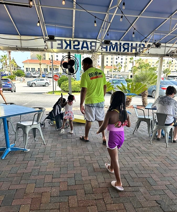 Outdoor seating lets you enjoy your shrimp while soaking up that Florida sunshine and people-watching.