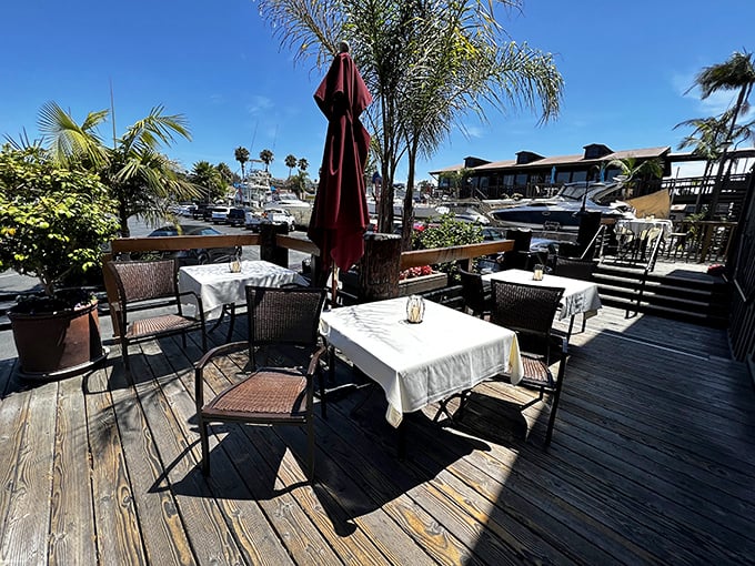 Outdoor patio seating lets you dine alfresco with bay breezes and boat views, turning every meal into a proper coastal celebration.