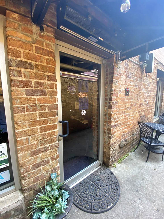 The side entrance: for those who already know the secret. Like finding platform 9&frac34;, but with better refreshments waiting inside.